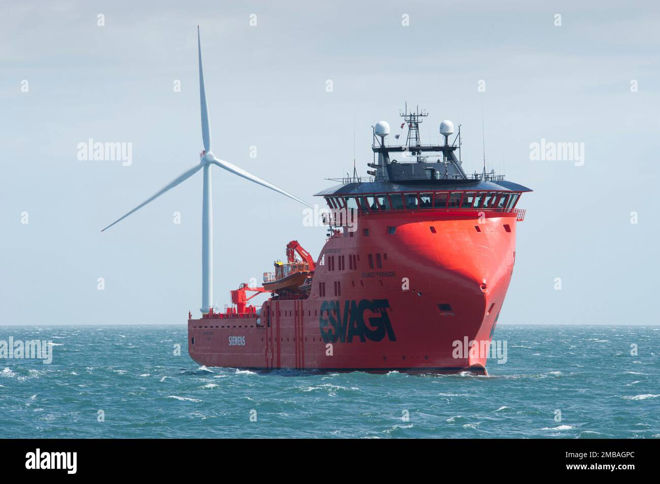 Westermost Rough Wind Farm, 2015. La nave specializzata Sea Challenger ...