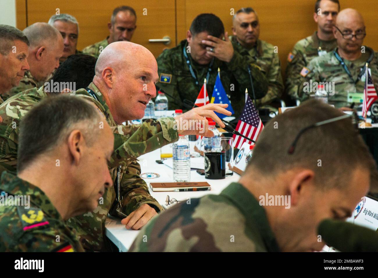 STATI UNITI Esercito Brig. Il generale Joseph Hilbert si rivolge ai ...