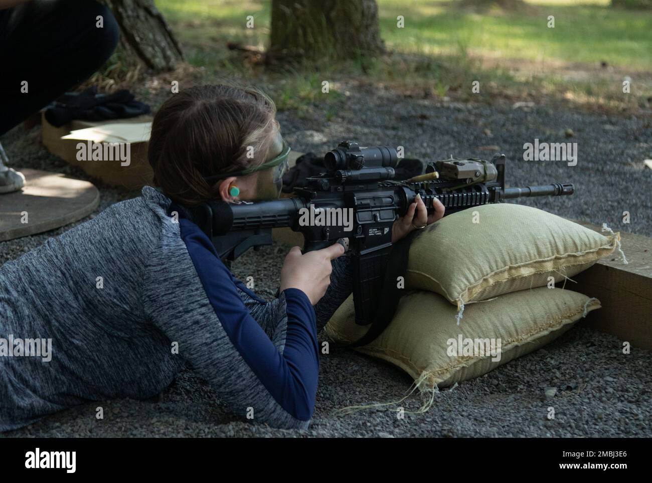 Un coniuge dell'esercito spara un M-4A1 durante il giro dello Spur ...