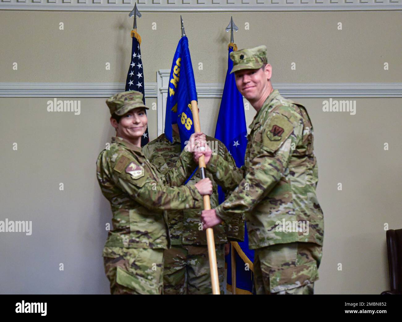 Il col. Tammy McElhaney, a sinistra, comandante del 4th Mission Support ...