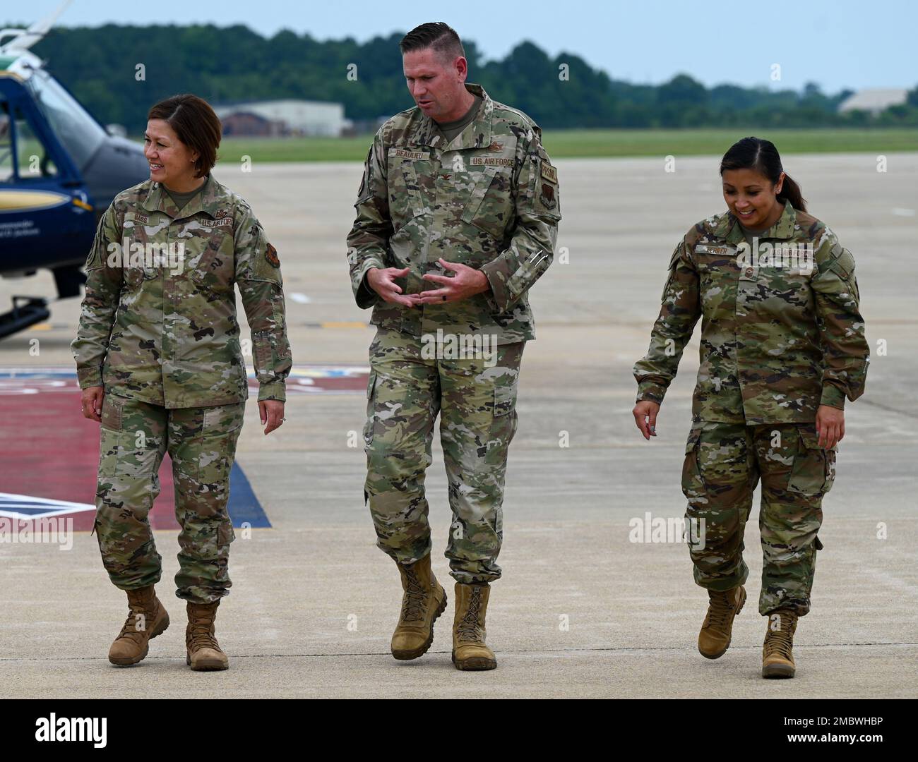 Maestro Capo Sgt. Dell'aeronautica Joanne S. Bass, a sinistra, col ...