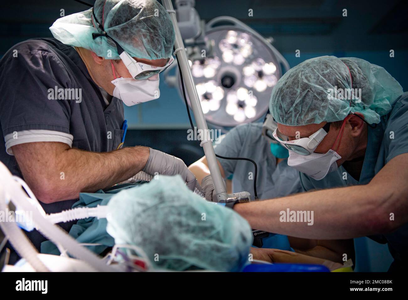 VUNG RO BAY, Vietnam (24 giugno 2022) – CMdR. Tom Landers, a destra, da ...