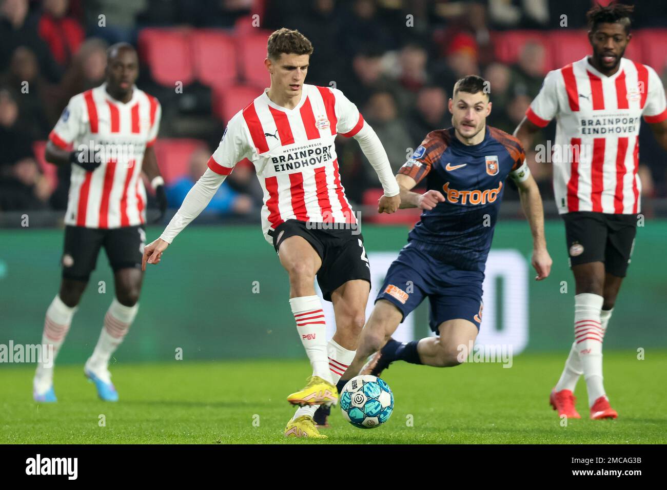 EINDHOVEN, PAESI BASSI - GENNAIO 21: Guus Til di PSV passa la palla ...