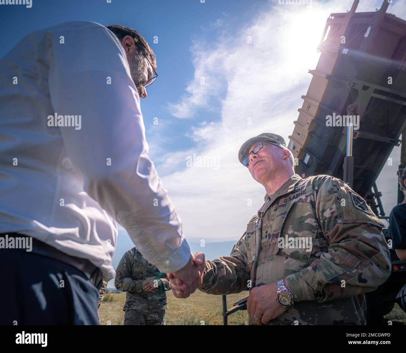 Greg Brady, comandante generale dell'AAMDC del 10th, regala una moneta ...