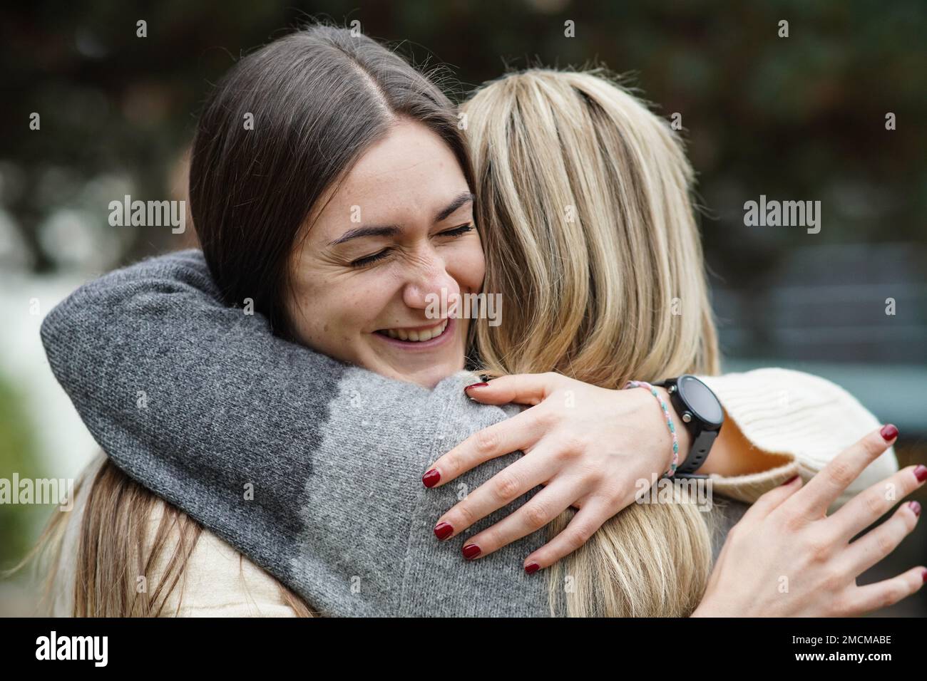 Abbraccio tra due persone immagini e fotografie stock ad alta ...