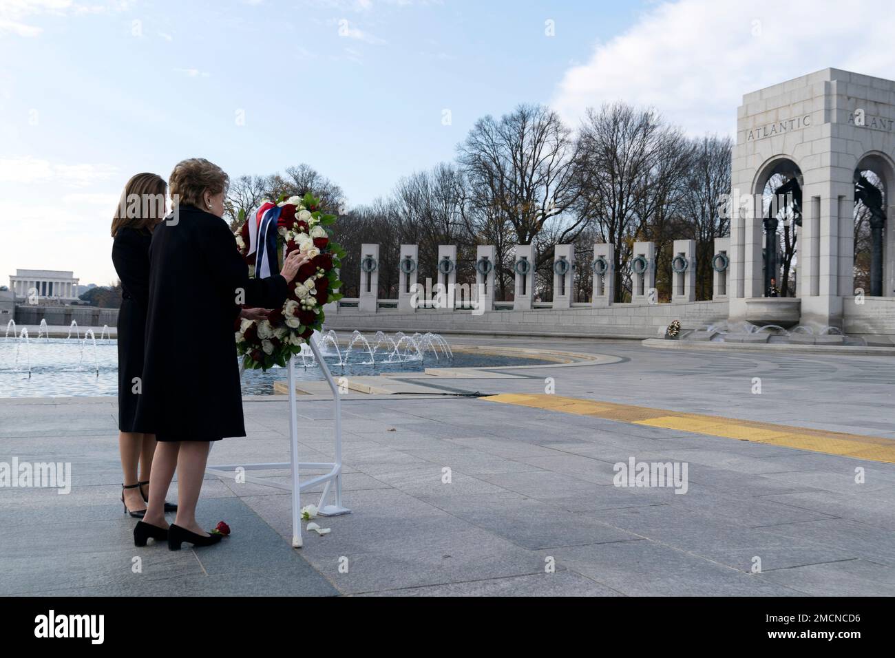 Former Sen. Elizabeth Dole with her daughter Robin Dole, lay a floral ...