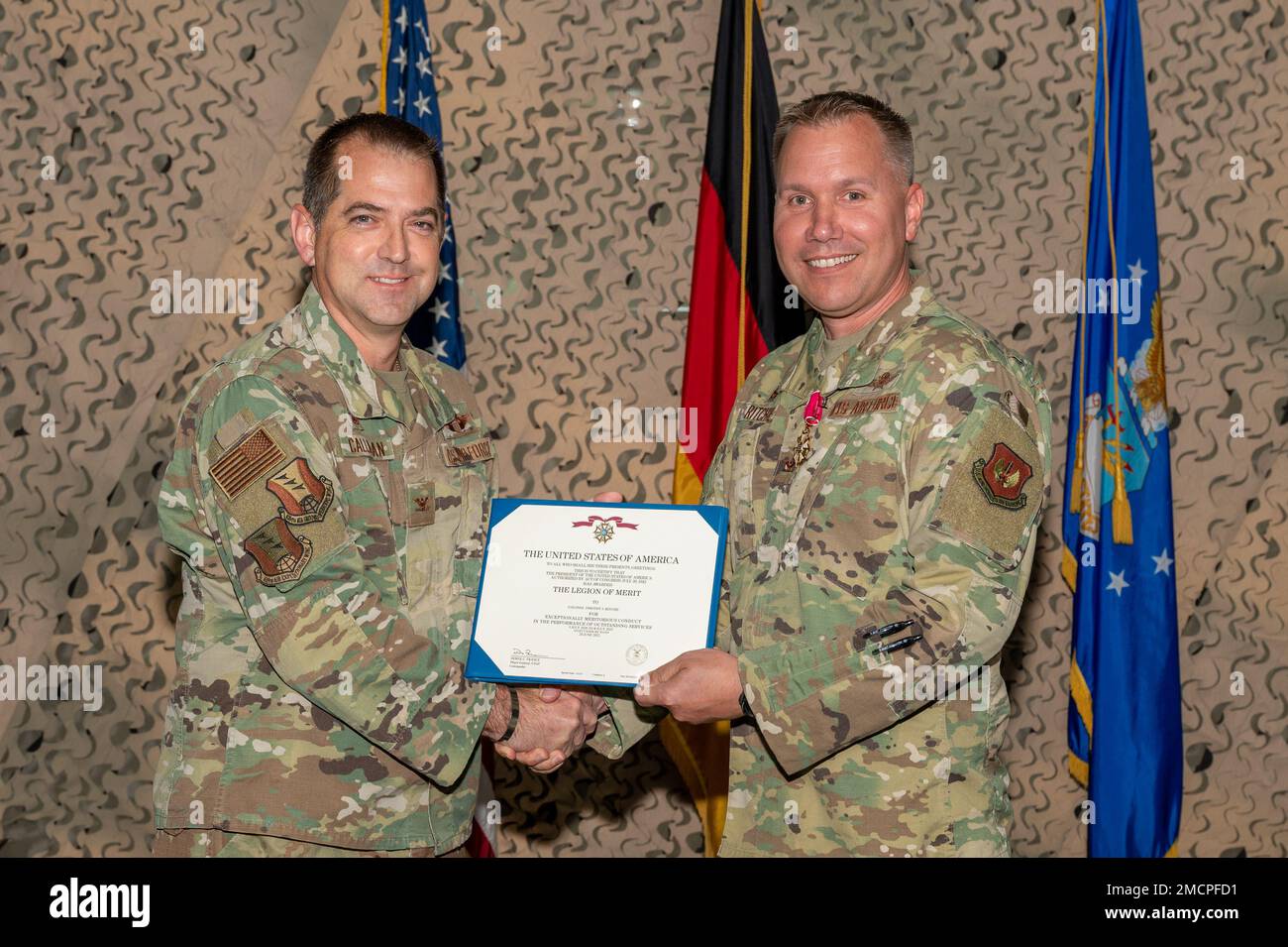 STATI UNITI Air Force col. Timothy J. Ritchie, uscente 435th Air and ...