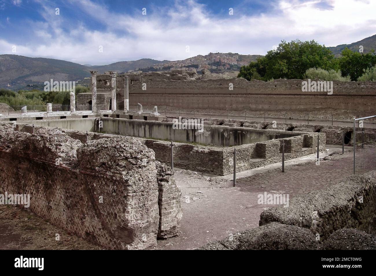 Villa adriana imperial villa built by emperor hadrian tivoli immagini e ...