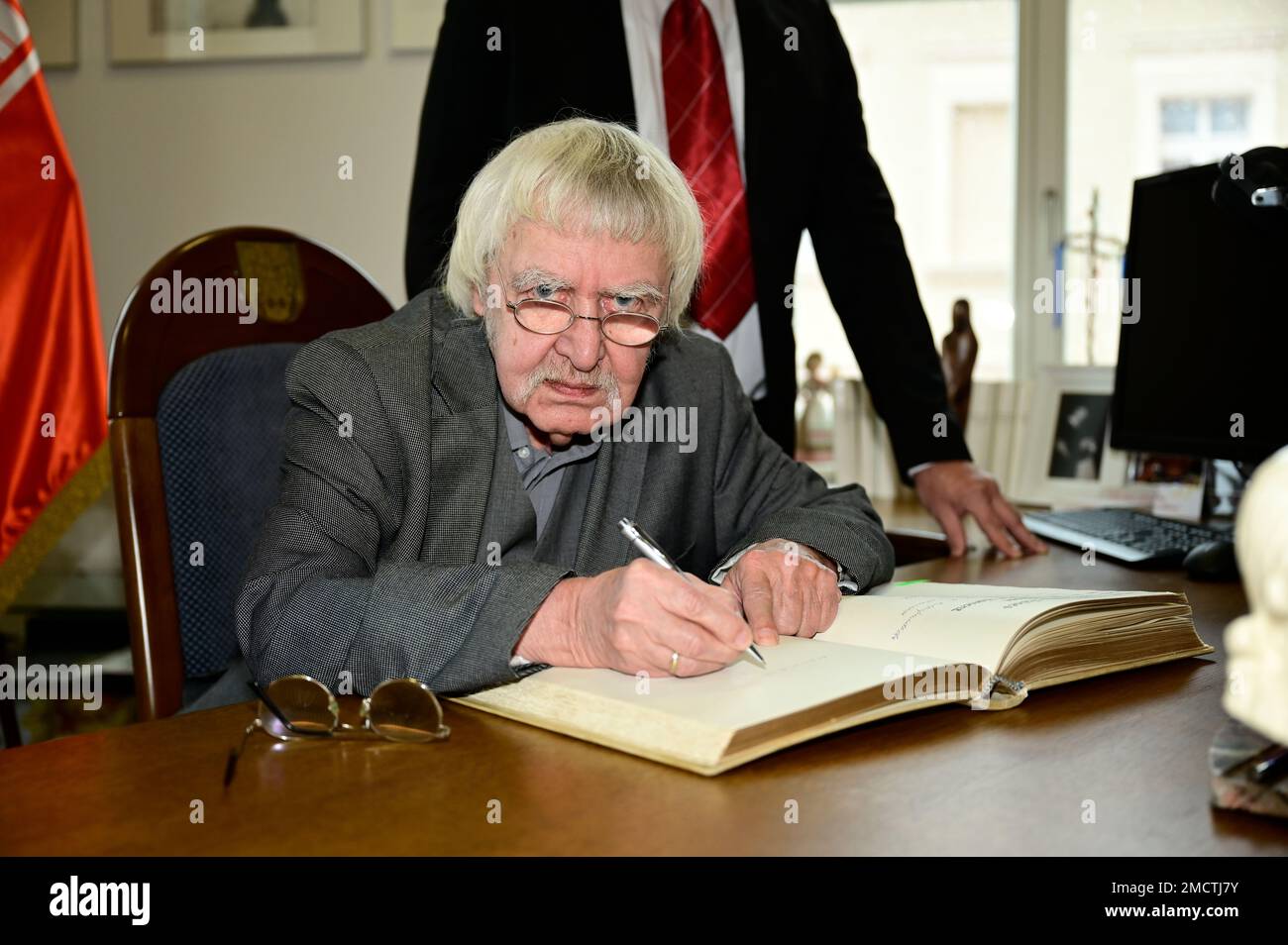 Andreas Reimann beim Eintrag in das Goldene Buch der Stadt Kamenz im ...