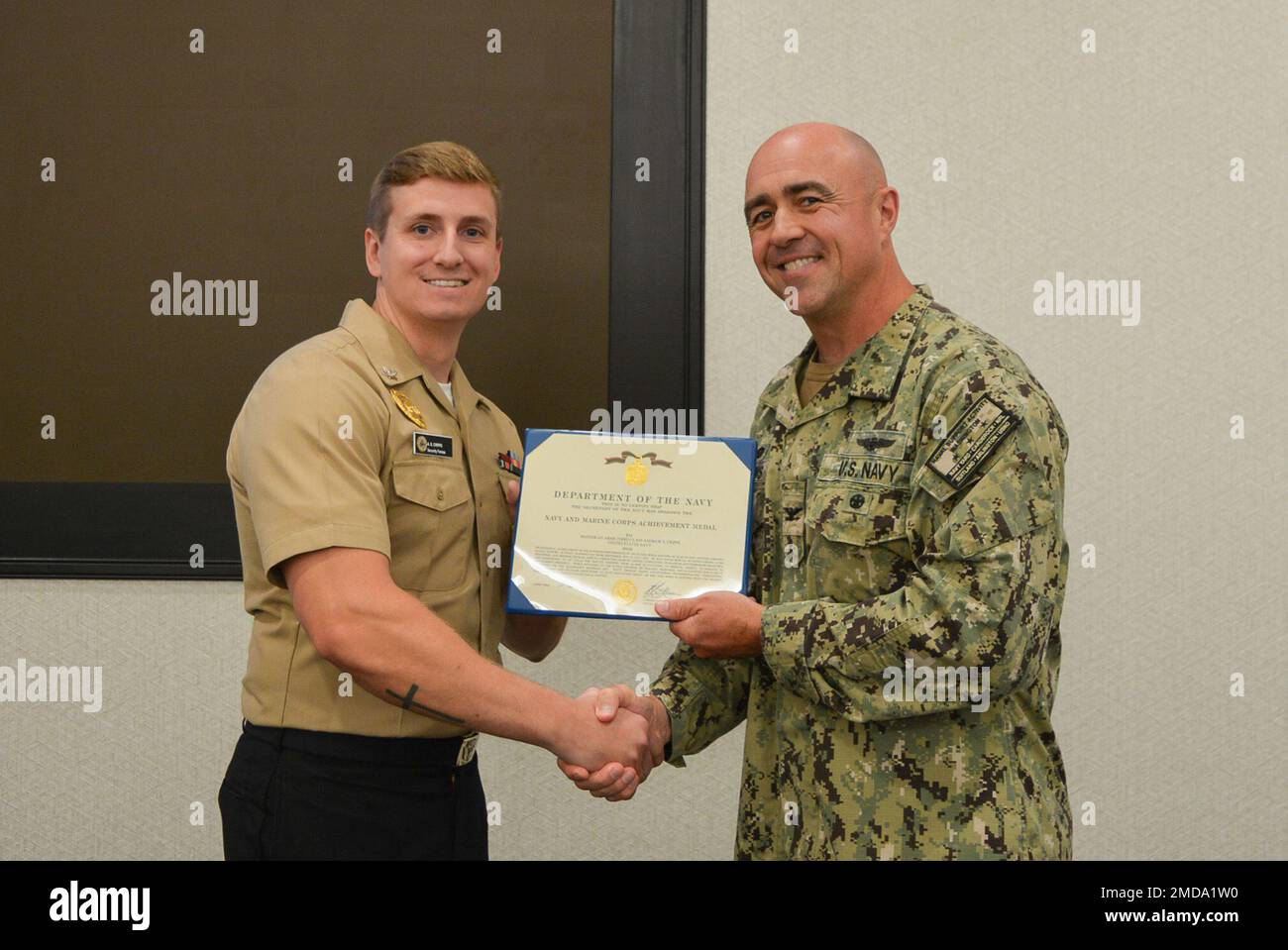 Mark Burns (a destra), Naval Support Activity Washington Commanding ...