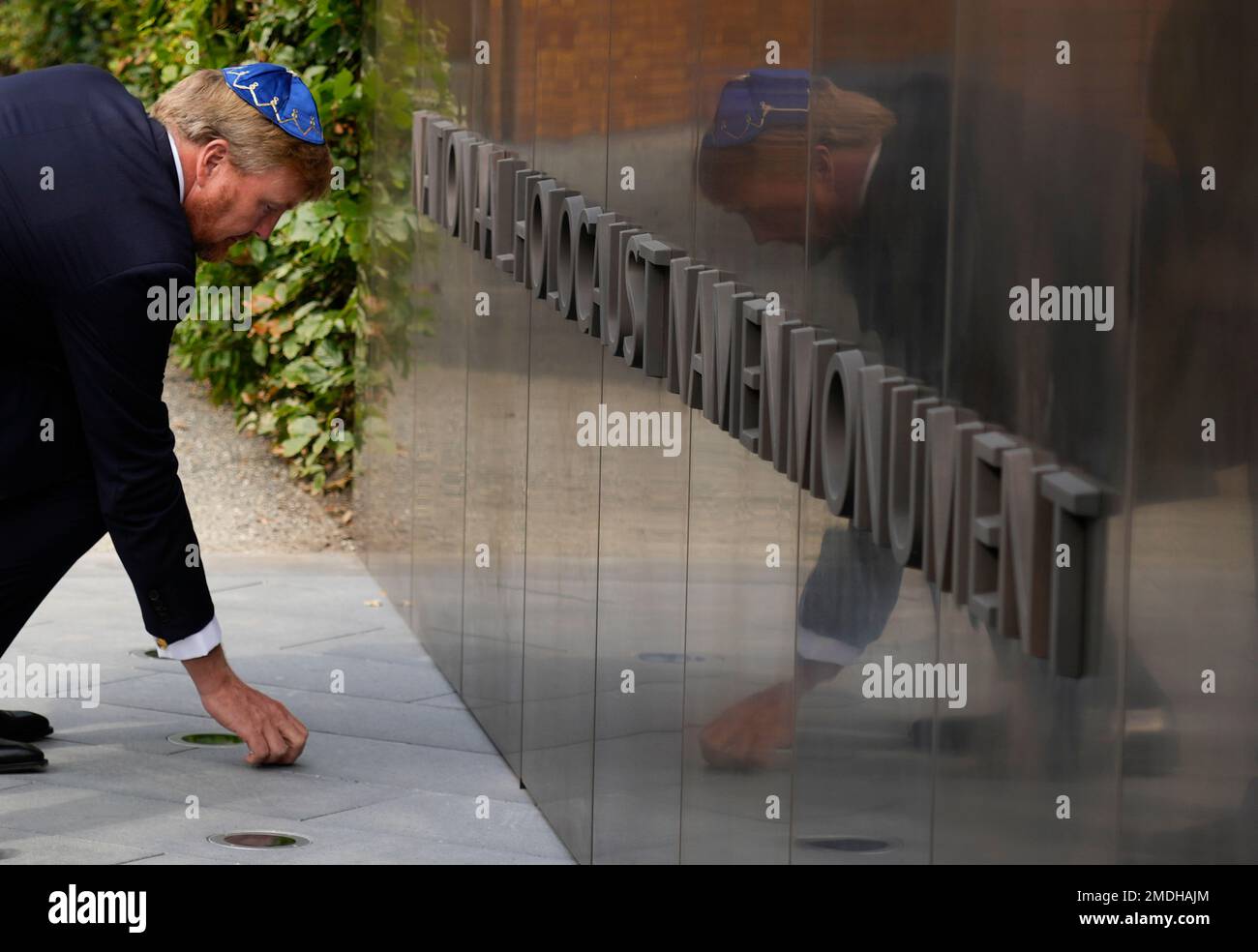 King Willem-Alexander puts a stone in an act of remembrance when ...