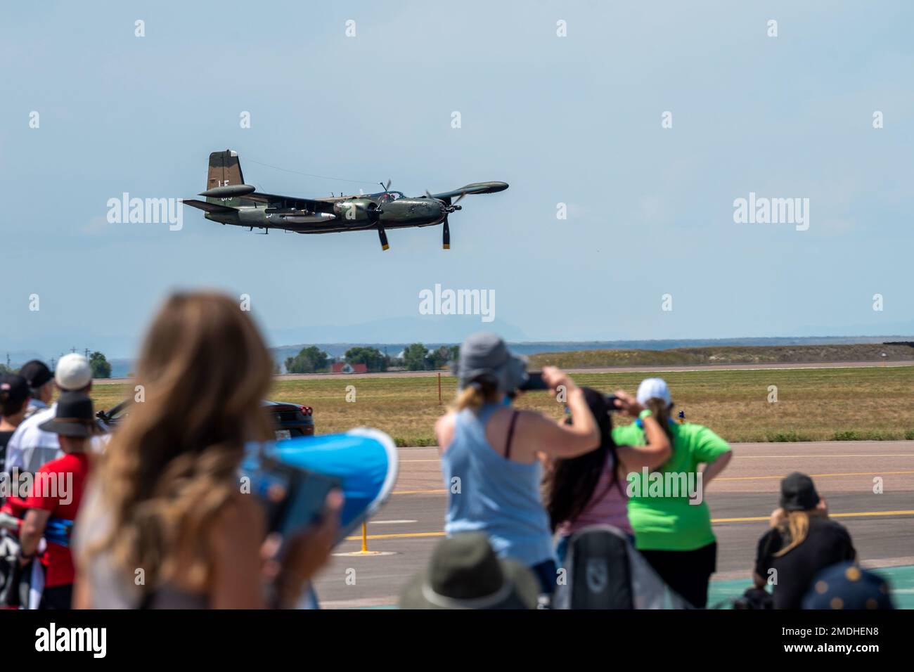Un Douglas A-26A Invander esegue acrobazie aeree presso la Military ...