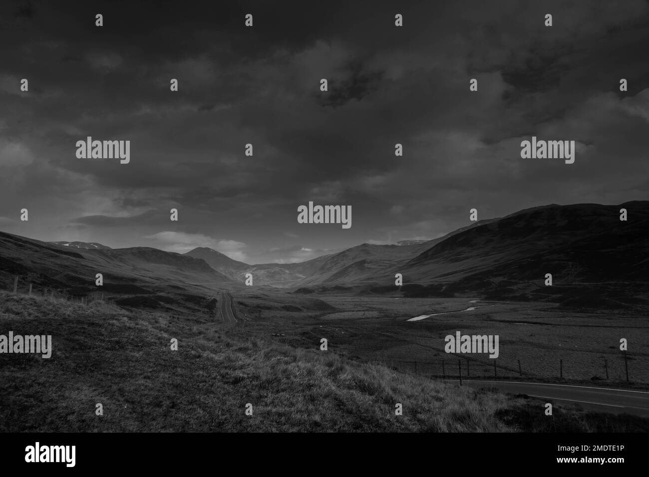 Vecchia strada militare Foto e Immagini Stock in Bianco e Nero - Alamy