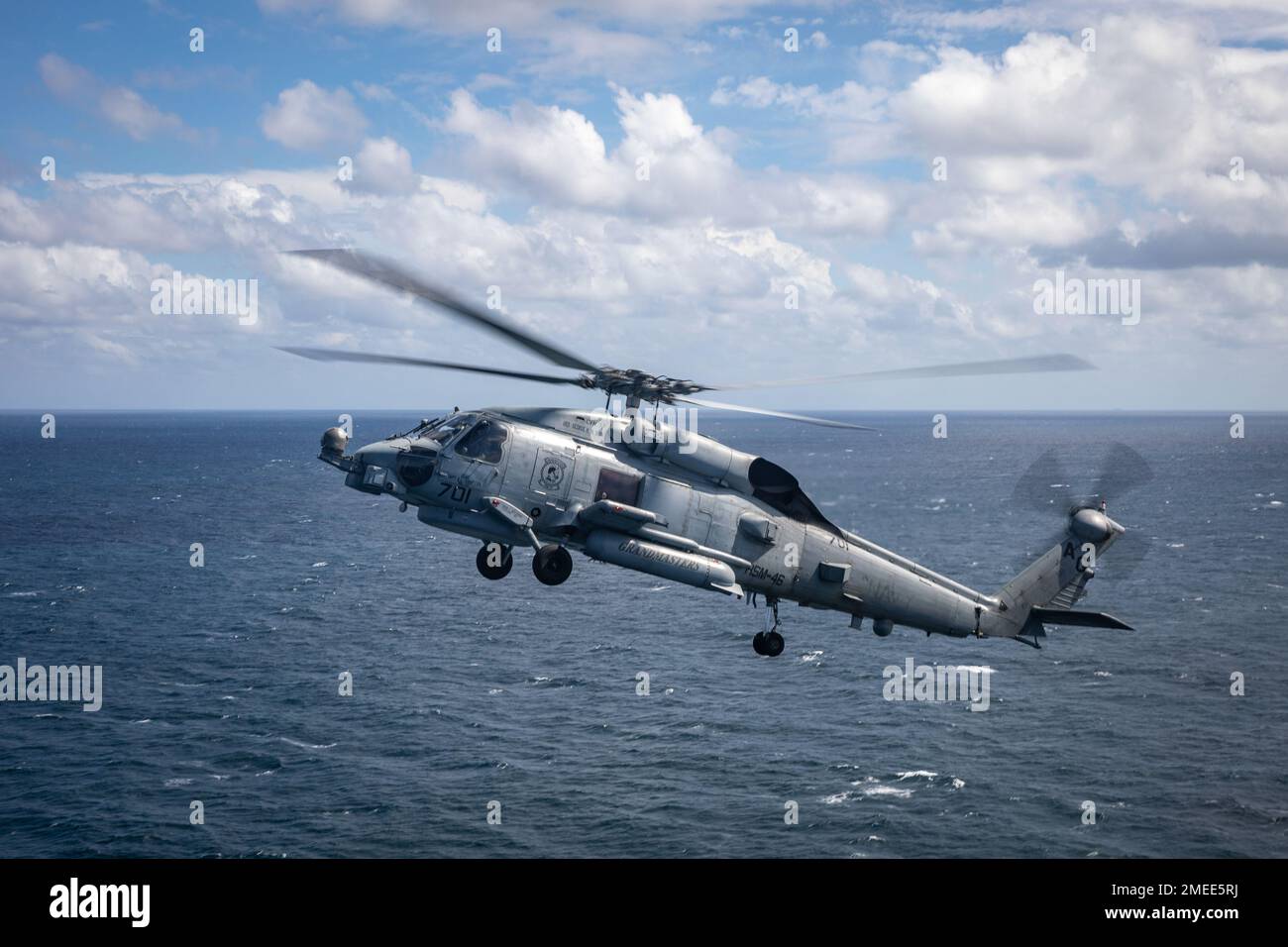 220816-N-MW880-1154 OCEANO ATLANTICO (AGO. 16, 2022) un MH-60R Sea Hawk ...