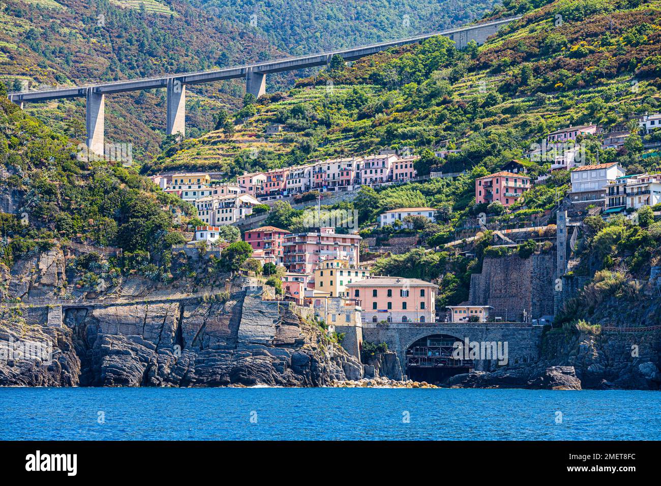 Il paese di Riomaggiore con le sue case incastonate color pastello ...