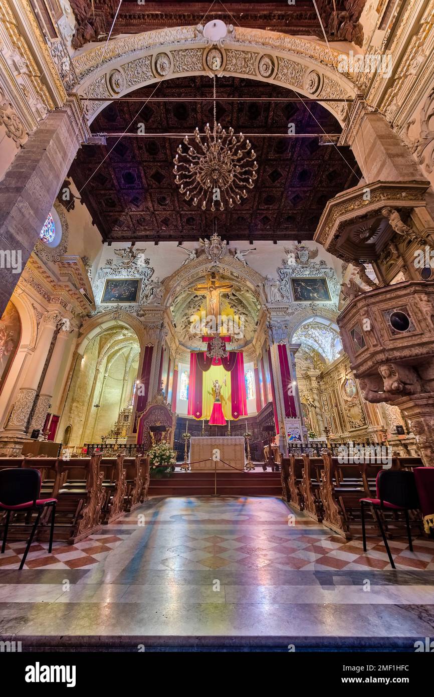 Altare, arredi interni e soffitti in legno intagliato all'interno della ...