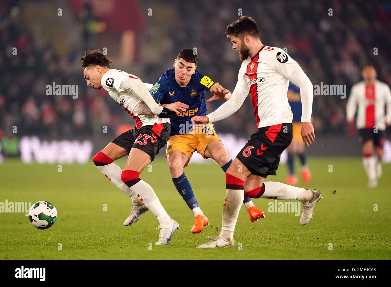 Miguel Almiron di Newcastle United batte per la palla con Samuel Edozie ...