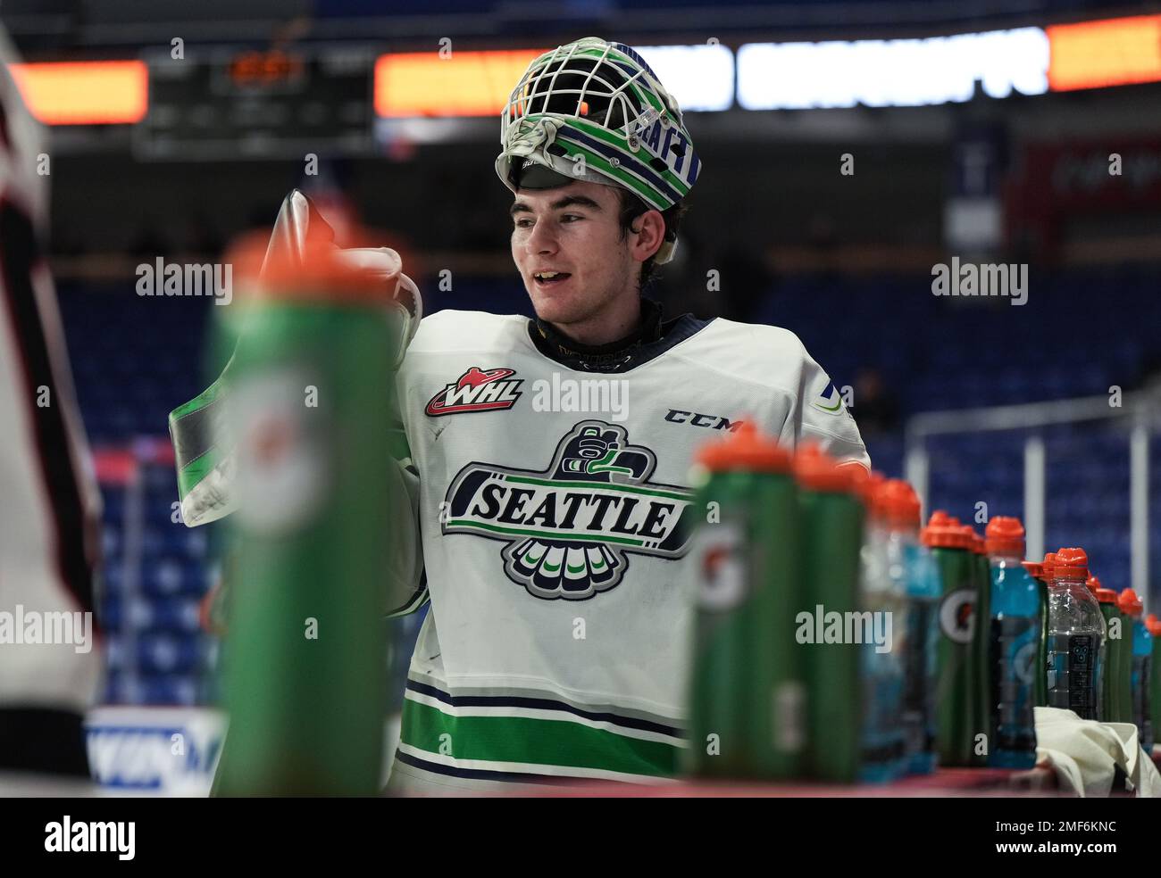 Il portiere dei Seattle Thunderbirds Scott Ratzlaff fa una pausa ...