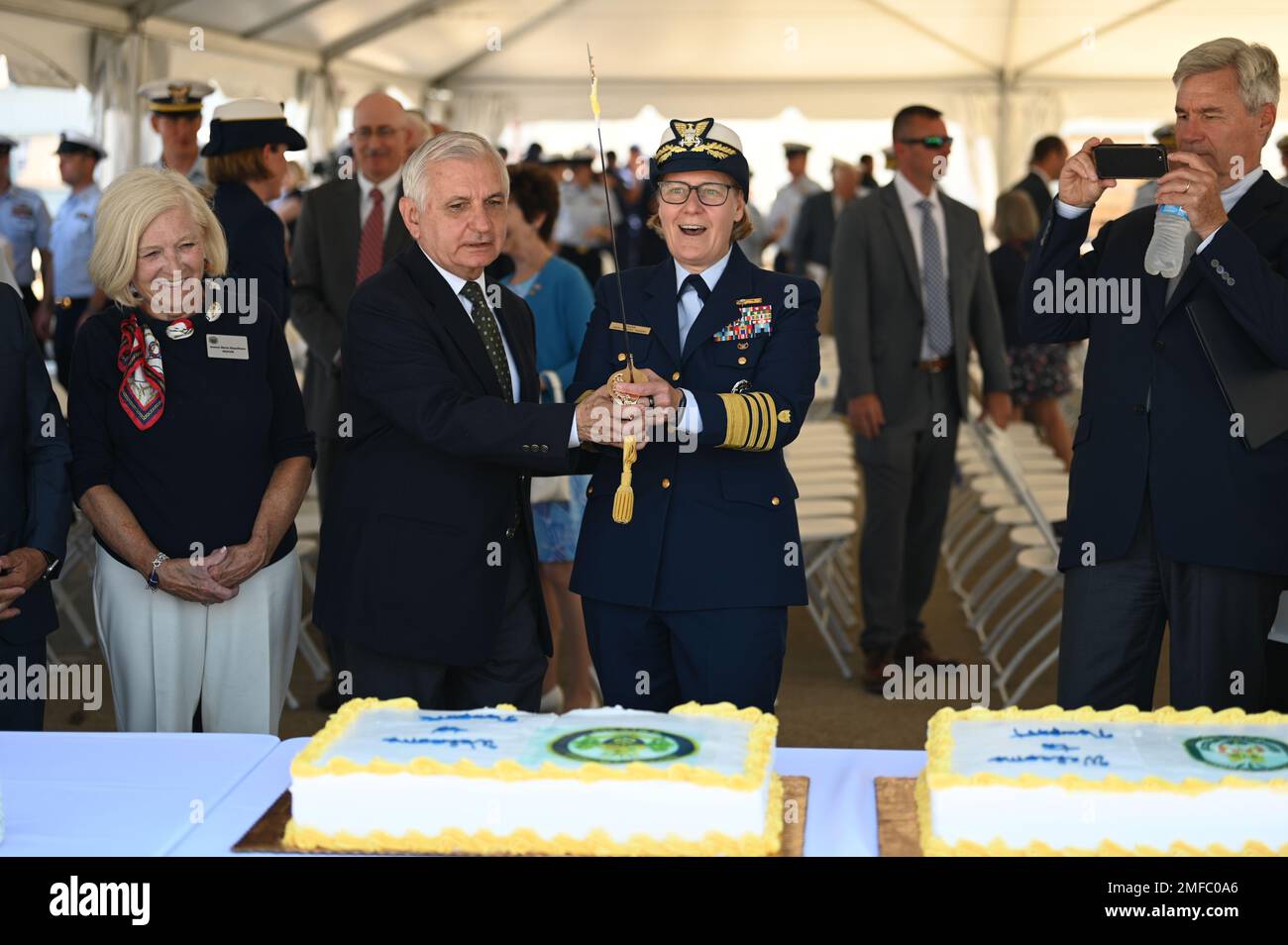 Linda Fagan, 27th comandante della Guardia Costiera, taglia una torta ...