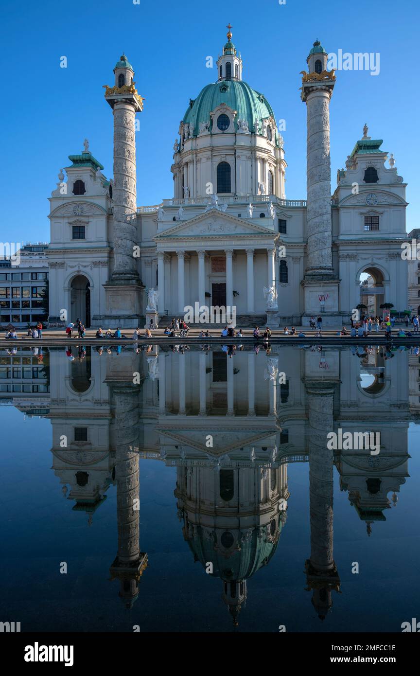 Karlskirche una chiesa barocca sul lato sud di karlsplatz immagini e ...