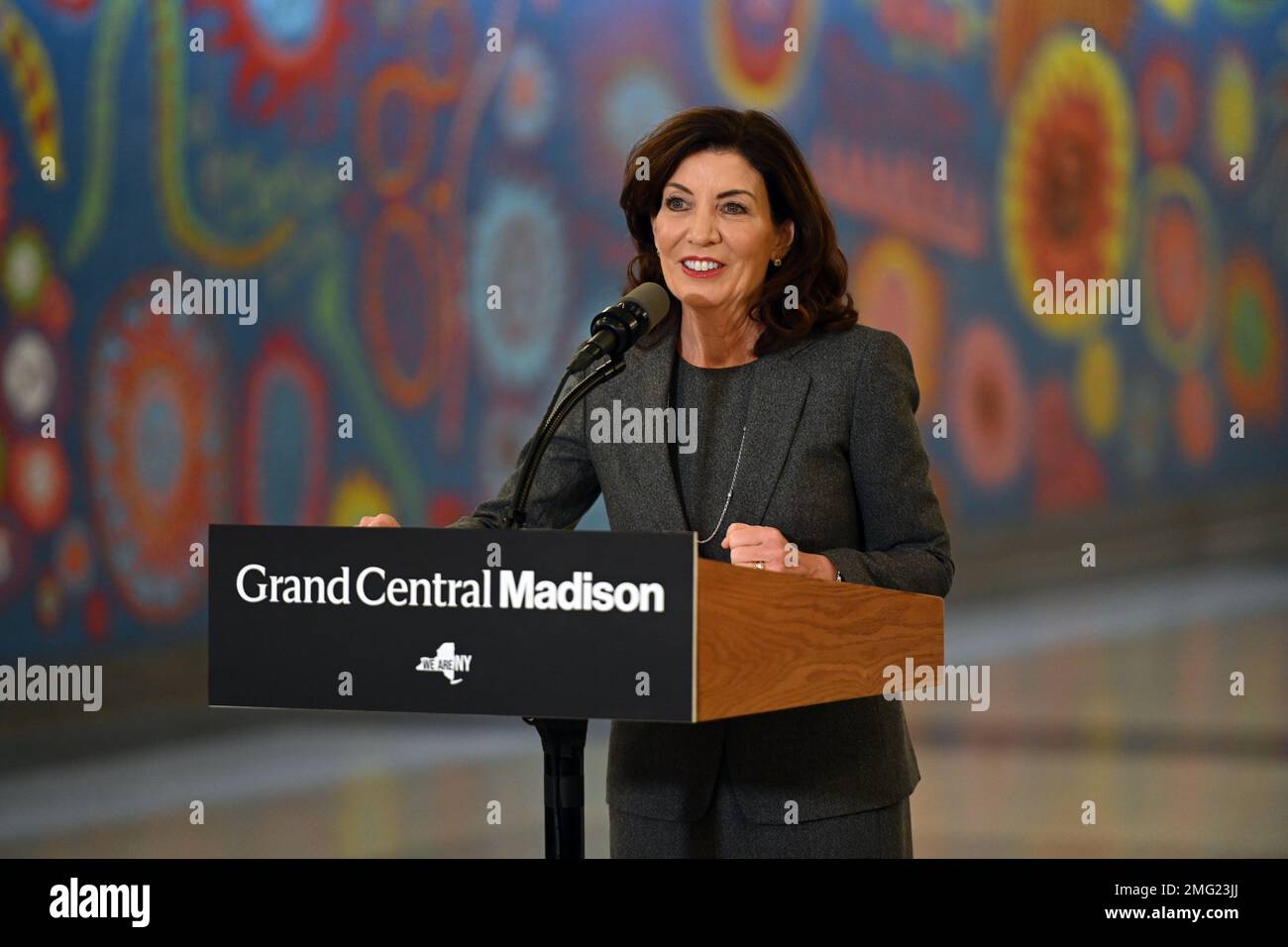 Il governatore Kathy Hochul guida le strade ferroviarie di Long Island ...