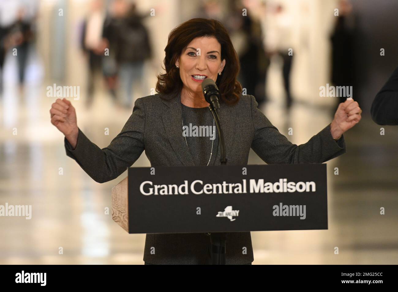 Il governatore Kathy Hochul guida le strade ferroviarie di Long Island ...