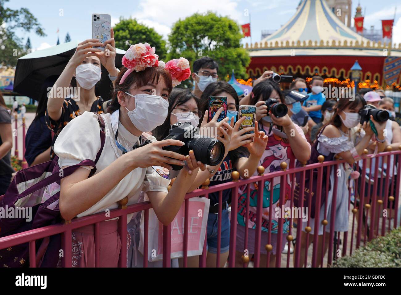 Visitors wearing face masks to prevent the spread of the new ...