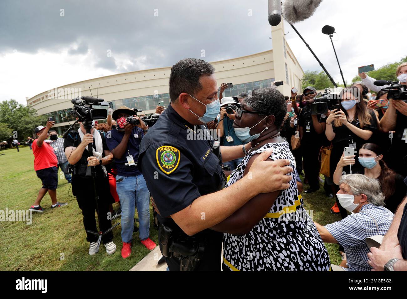 Houston police chief Art Acevedo and Charlene Davis embrace after Davis ...