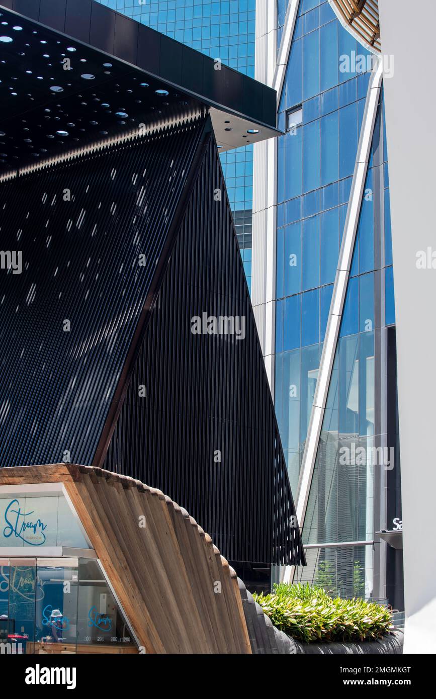 Nuovo edificio della piazza e baldacchino perforato di opere d'arte ...