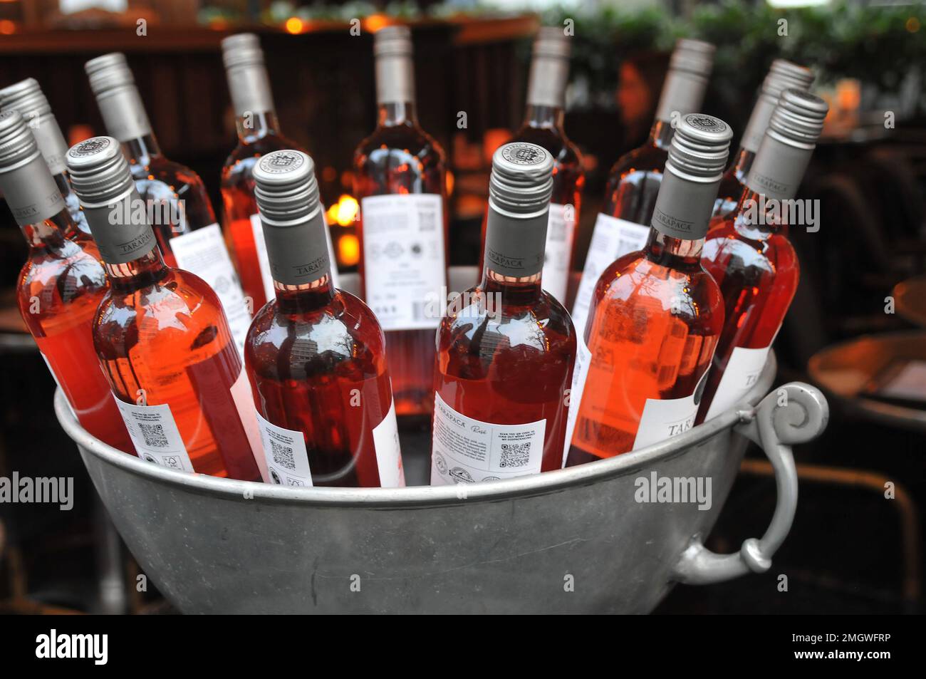 Copenaghen/Danimarca/26 gennaio 2023/ i bootles di vino rosato di ...