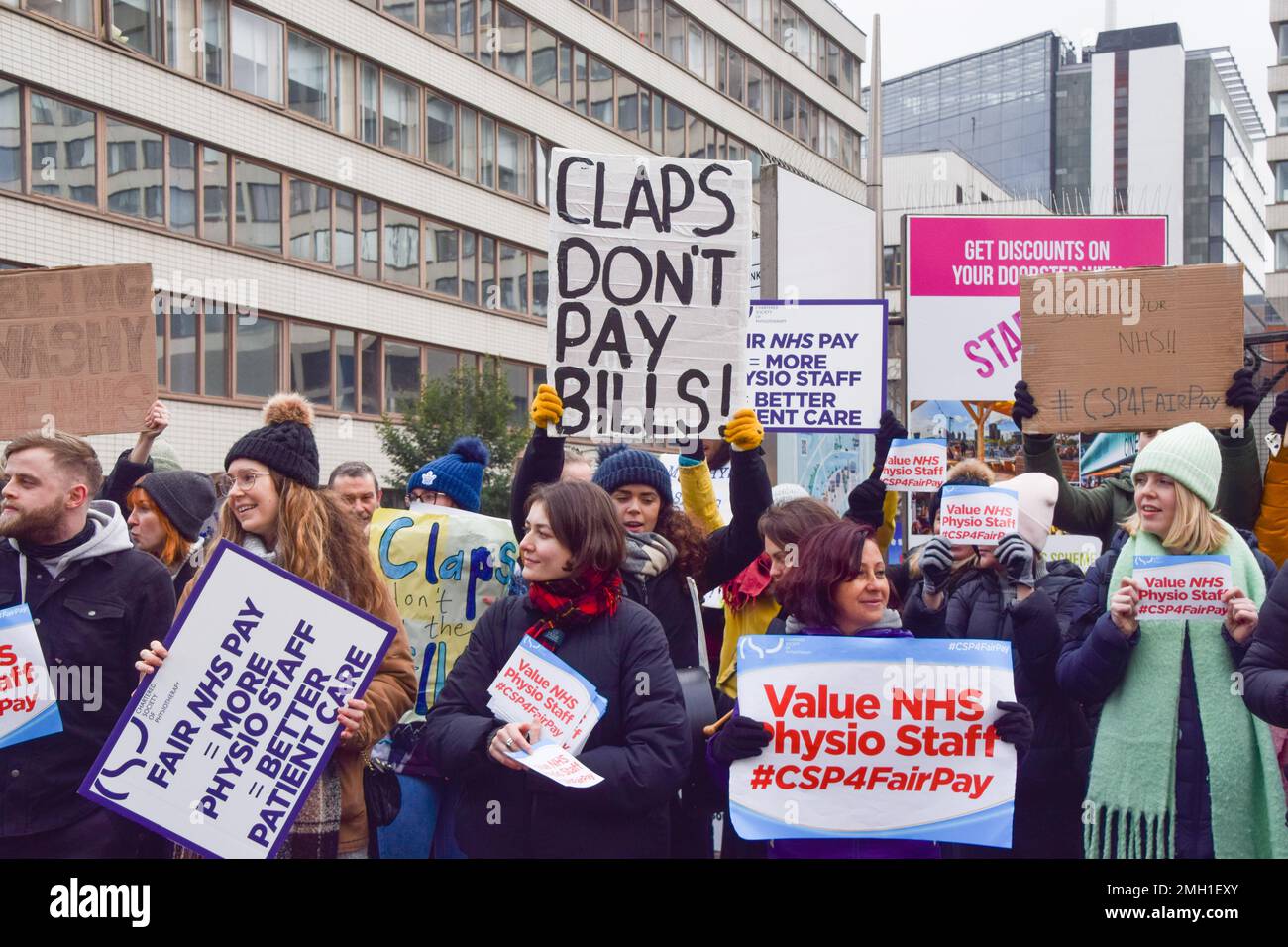 Un fisioterapista tiene un cartello che dichiara 'i Claps non pagano le ...