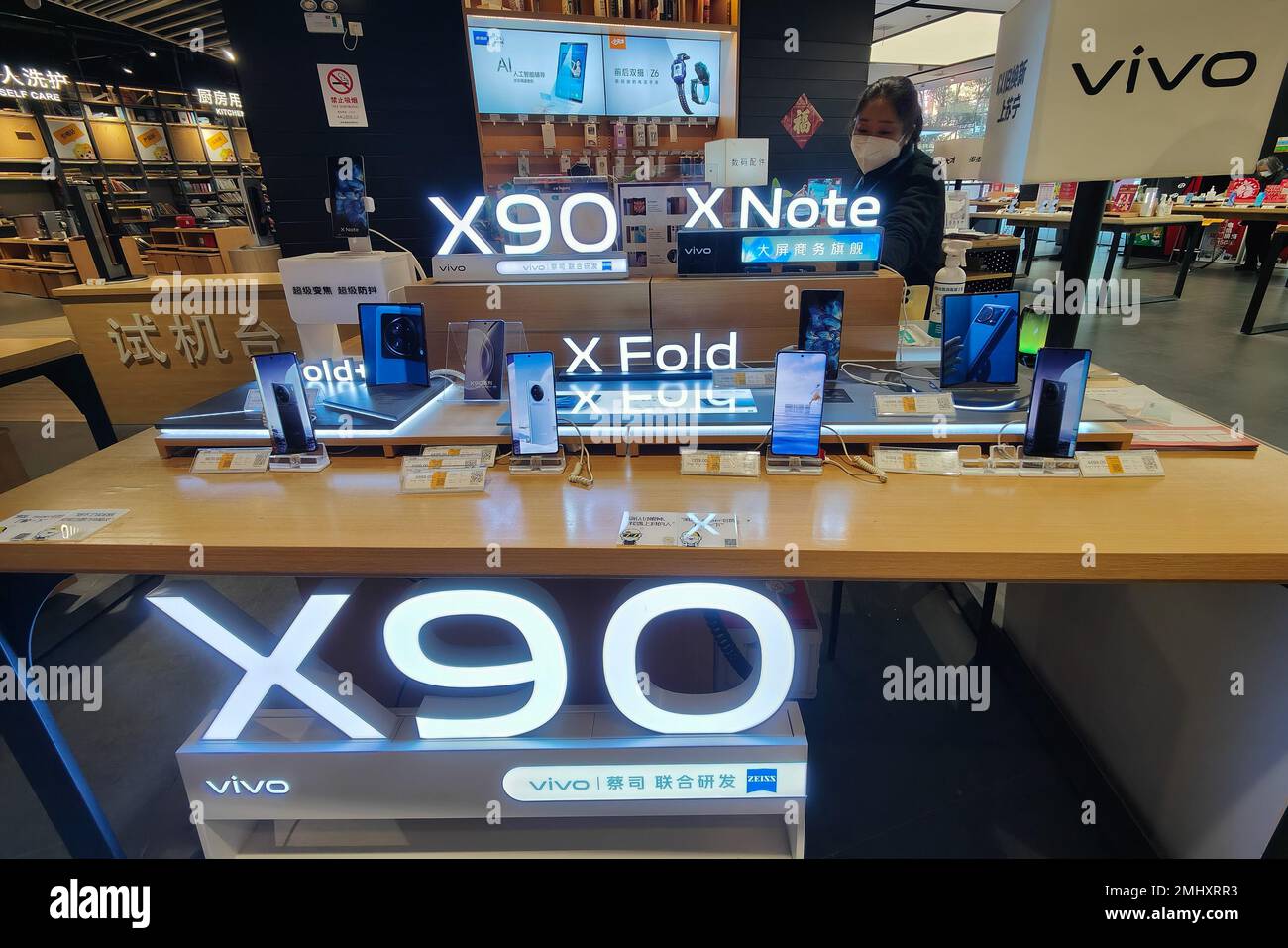 SHANGHAI, CINA - 27 GENNAIO 2023 - prodotti di flagship come VIVO X90 e ...