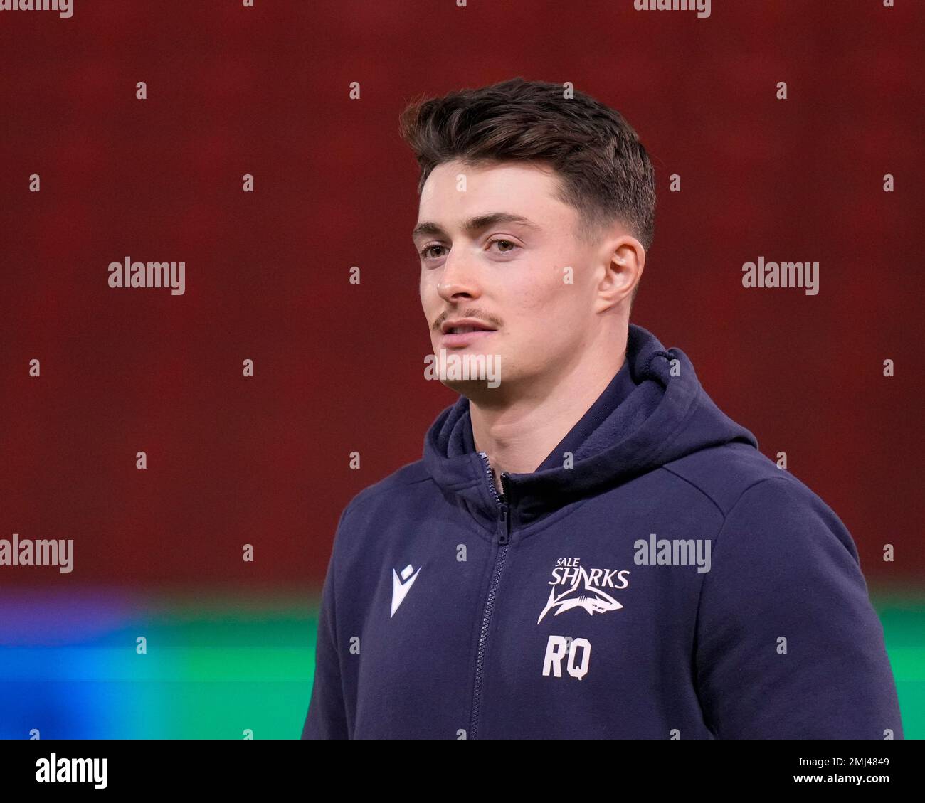 Raffi Quirke #21 di sale Sharks ispeziona il campo prima della partita ...