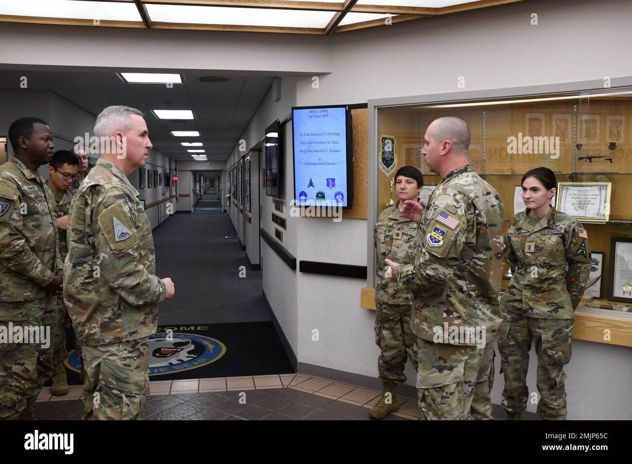 Il Lt. Gen. Stephen N. Whiting, comandante delle operazioni spaziali ...