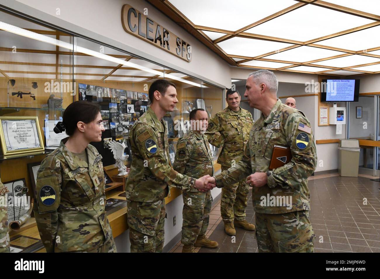 Il Lt. Gen. Stephen N. Whiting, comandante delle operazioni spaziali ...