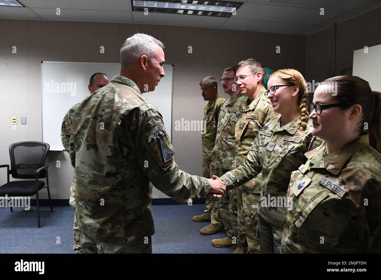 Il Lt. Gen. Stephen N. Whiting, comandante delle operazioni spaziali ...