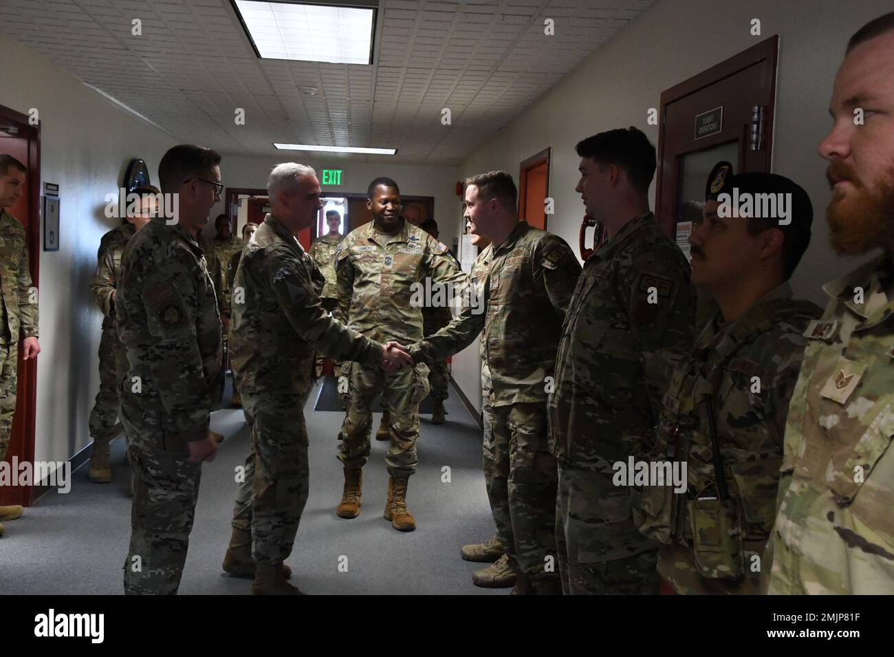 Il Lt. Gen. Stephen N. Whiting, comandante delle operazioni spaziali ...