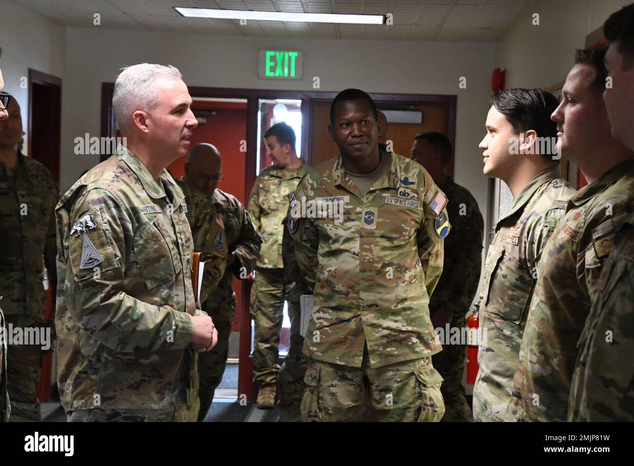 Il Lt. Gen. Stephen N. Whiting, comandante delle operazioni spaziali ...