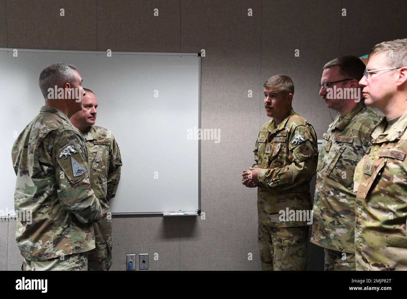 Il Lt. Gen. Stephen N. Whiting, comandante delle operazioni spaziali ...