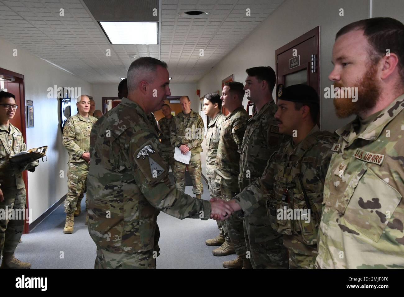 Il Lt. Gen. Stephen N. Whiting, comandante delle operazioni spaziali ...