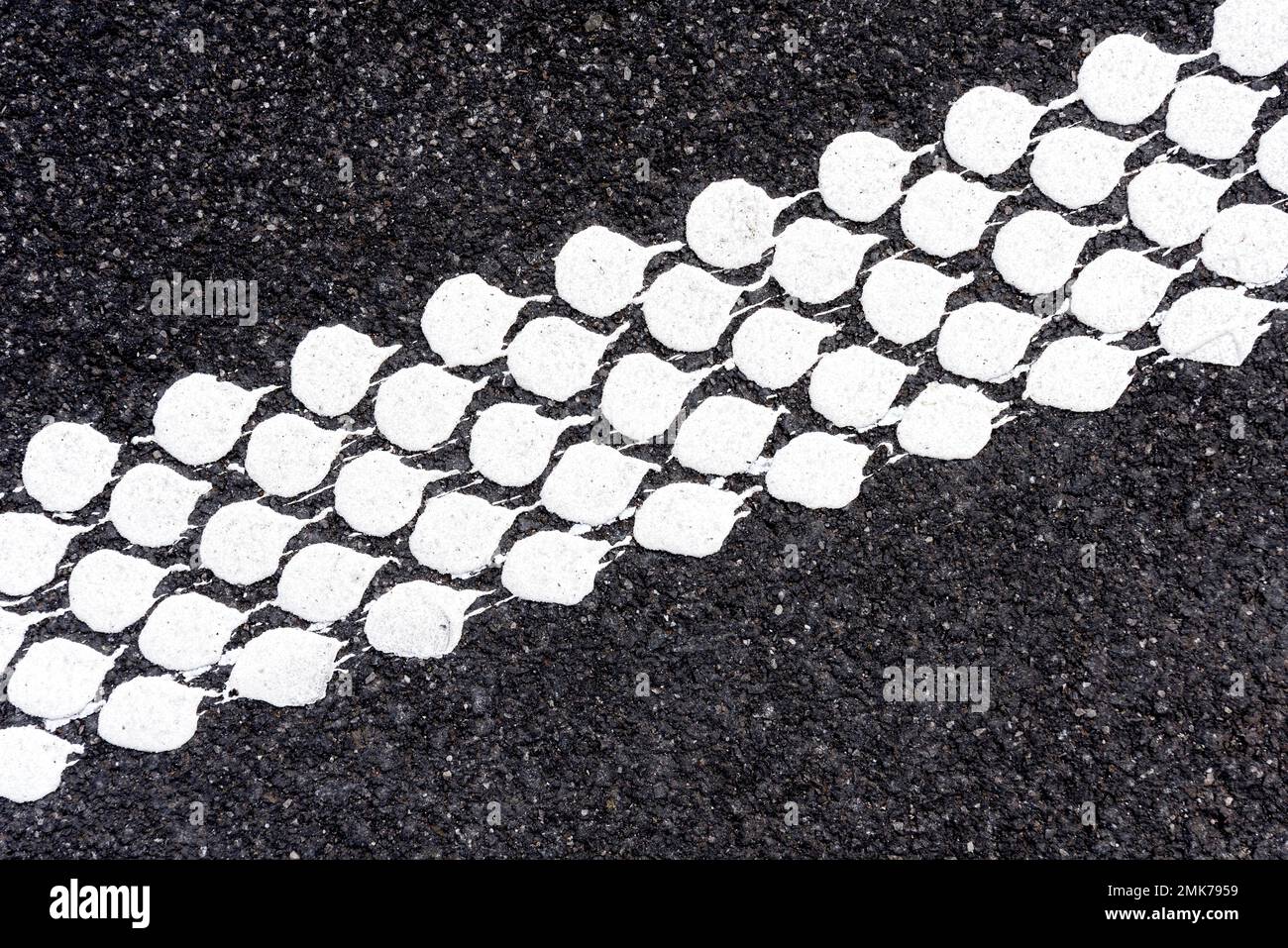 Strisce di sfregamento o di rumble strip di una strada, segnaletica ...