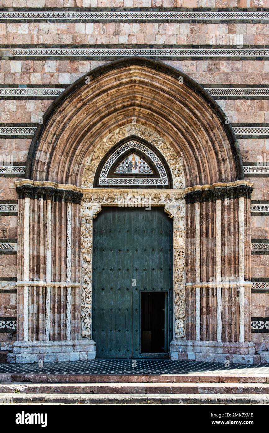 Portale gotico, Cattedrale Maria SS. Assunta, con il più grande ...