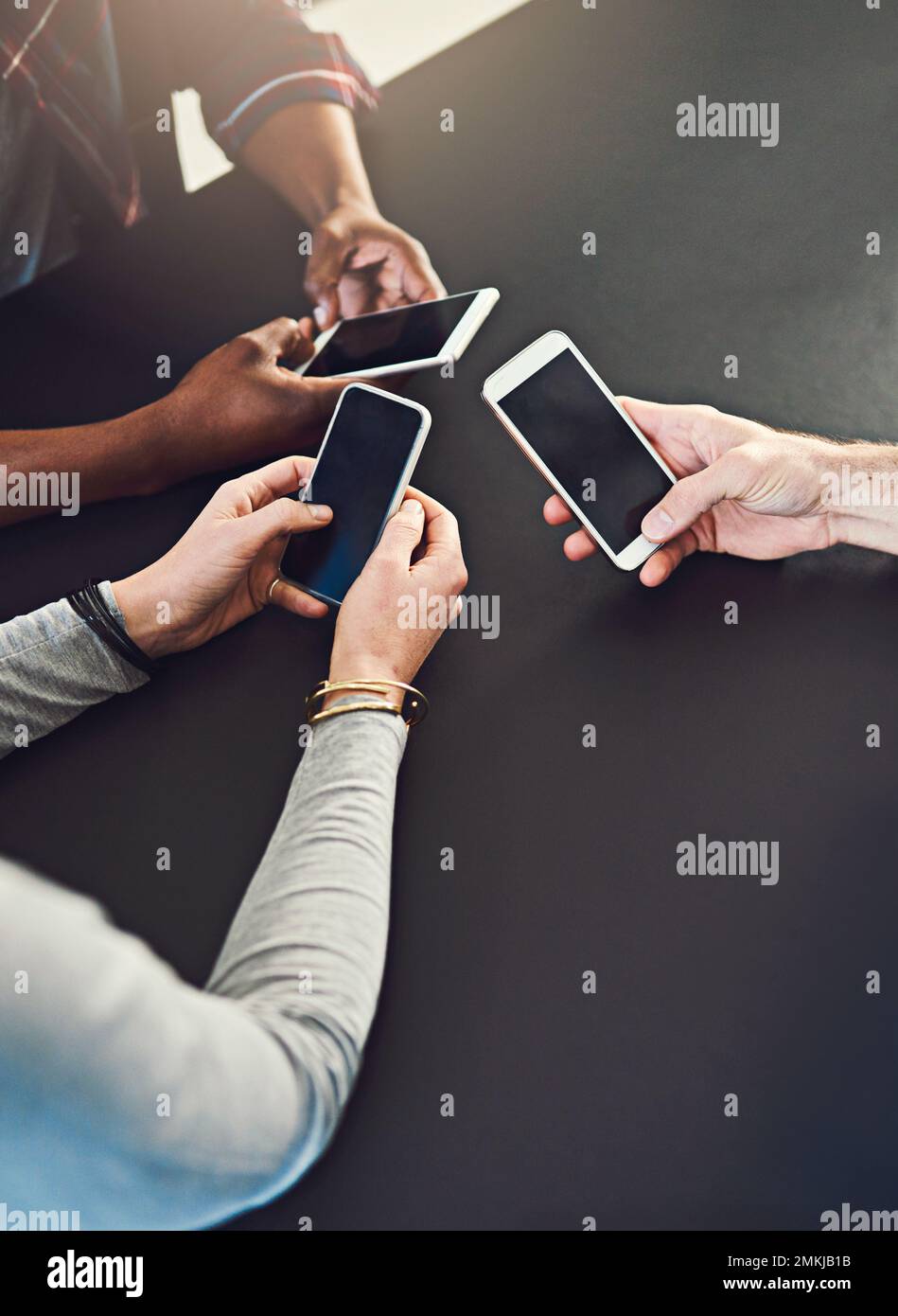 Tre persone sedute a un tavolo immagini e fotografie stock ad alta ...
