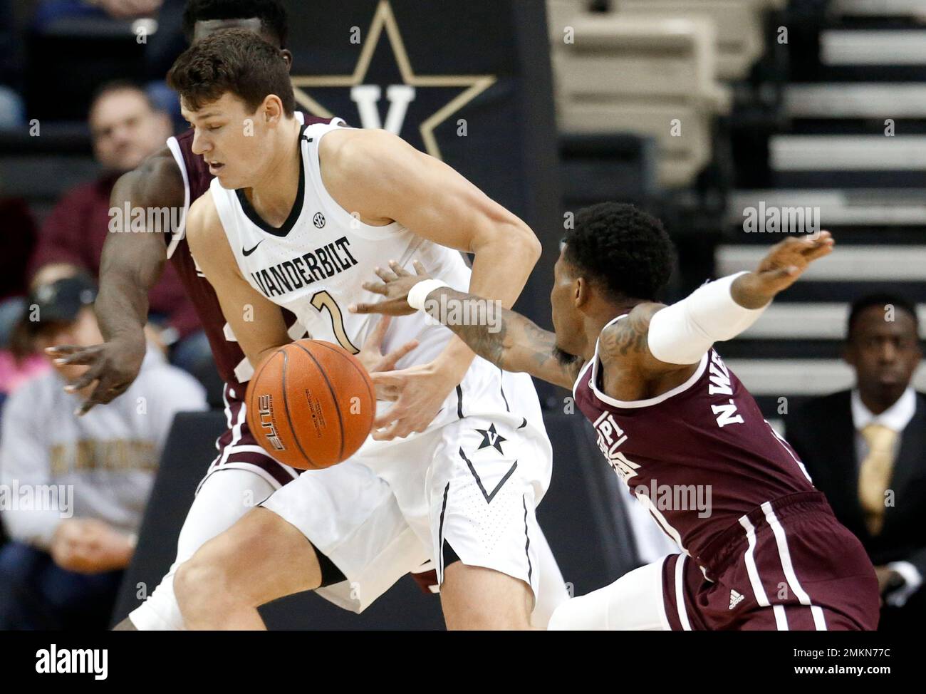 Mississippi State guard Nick Weatherspoon, right, reaches in to knock ...