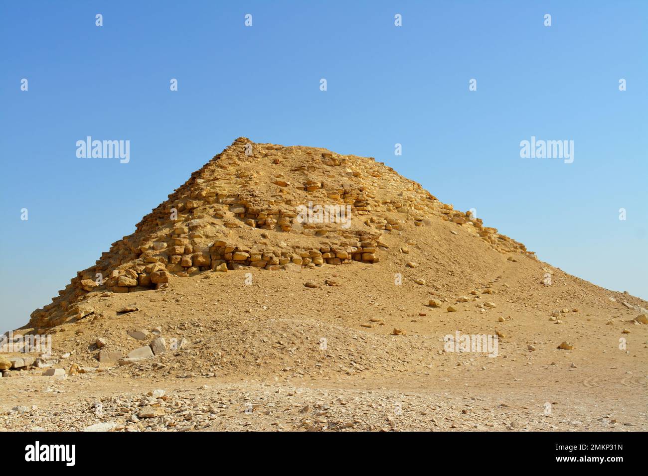 La piramide satellitare situata a 55 metri a sud della piramide piegata ...