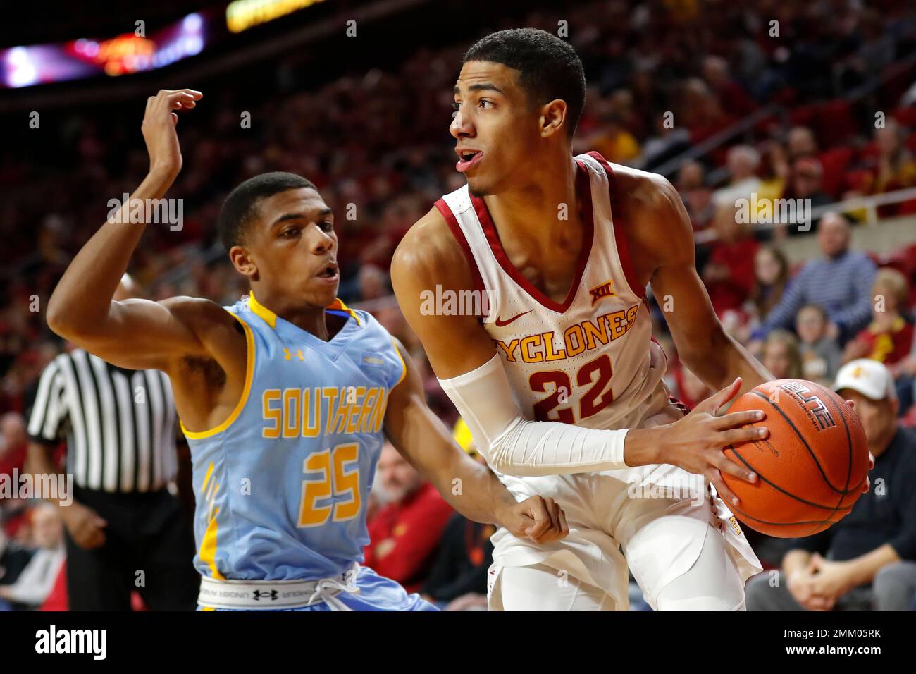 Iowa State guard Tyrese Haliburton (22) drives to the basket past ...