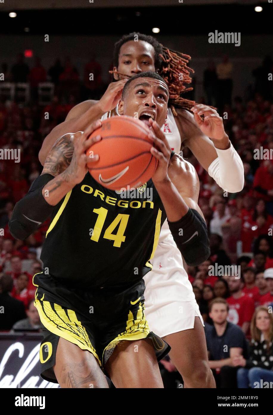 Oregon forward Kenny Wooten (14) looks for a shot in front of Houston ...