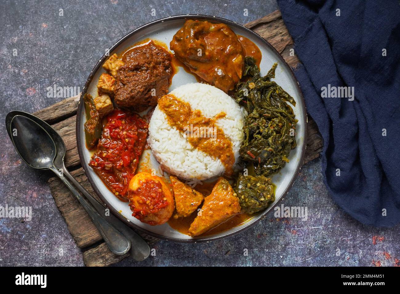 Famoso cibo tradizionale indonesiano: Nasi Padang Foto stock - Alamy
