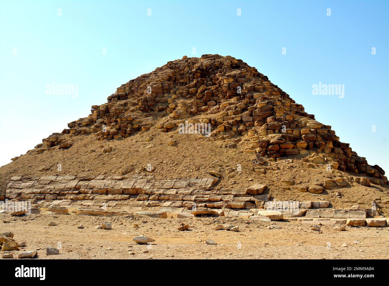 La piramide satellitare situata a 55 metri a sud della piramide piegata ...