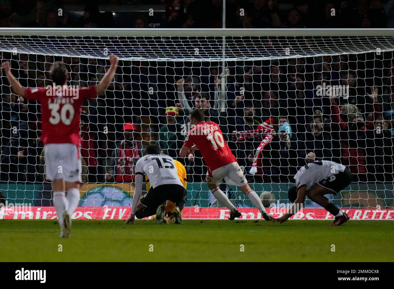 Paul Mullin #10 di Wrexham reagisce dopo aver messo la palla attraverso ...